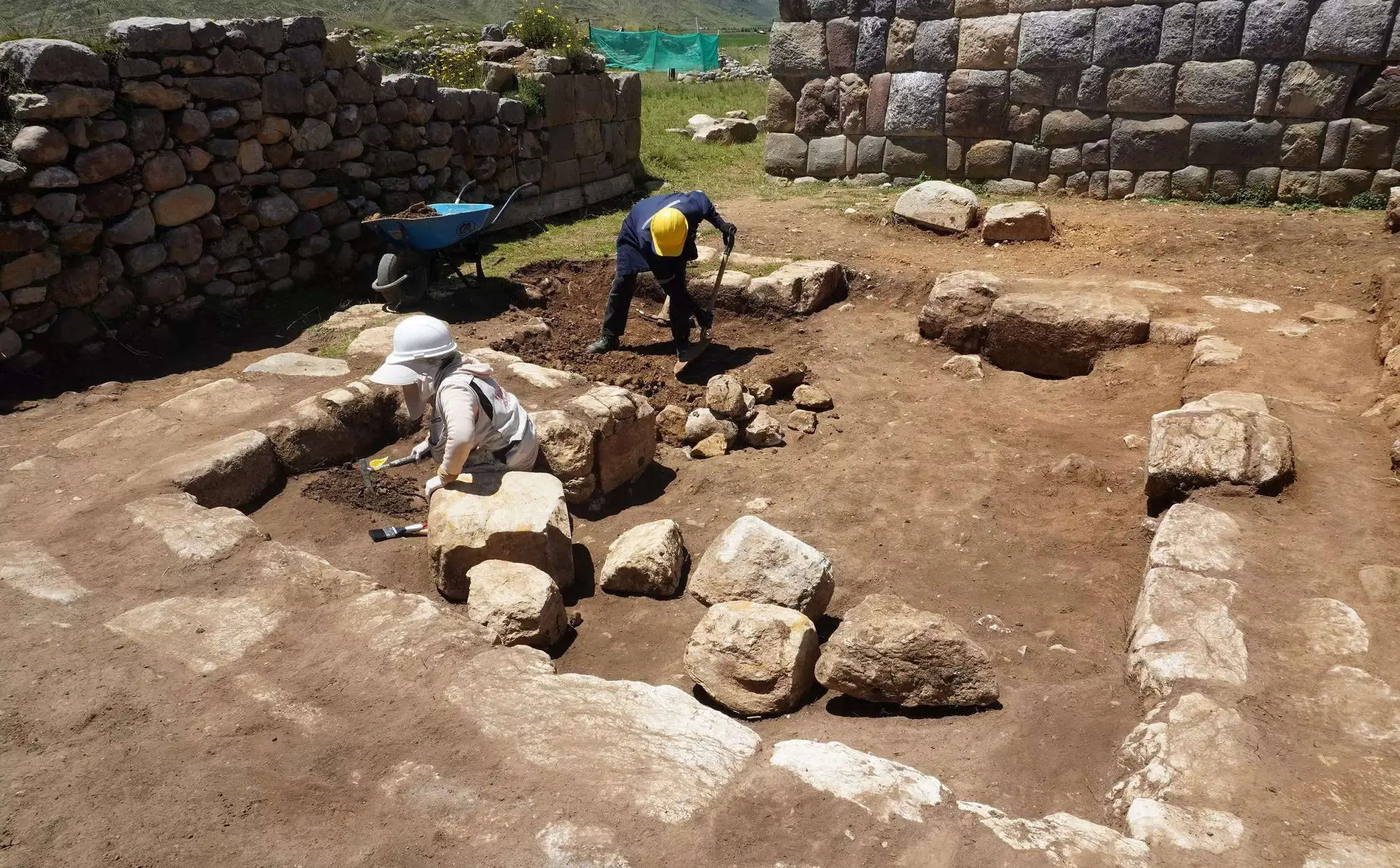 Archeologen ontdekken een 500 jaar oud ceremonieel bad in Peru ...
